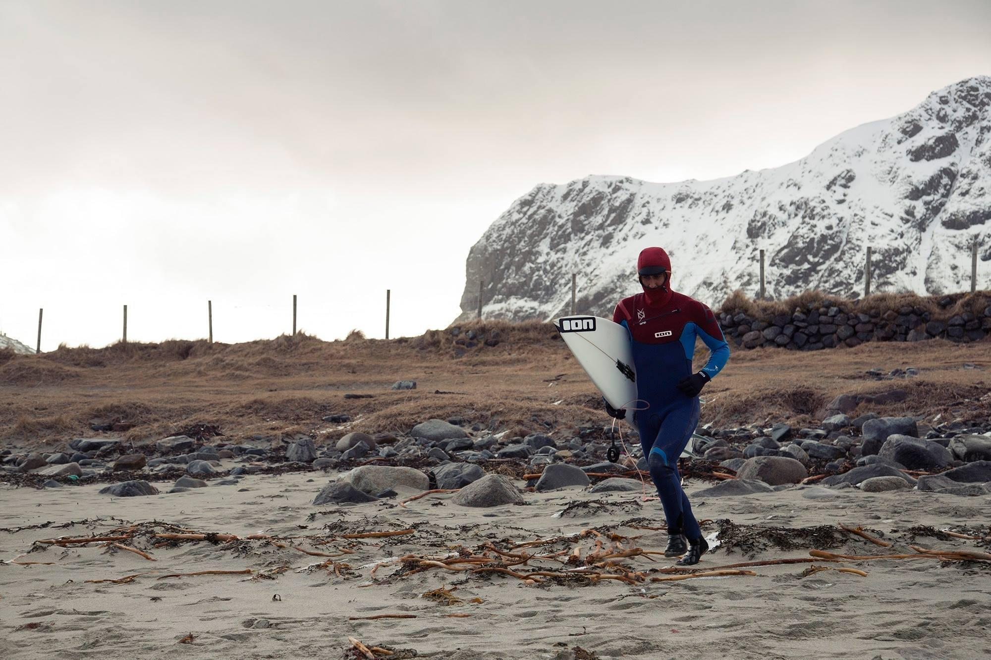 Alessandro Piu, campione di surf e modello, cavalca le onde dell’Artico ...