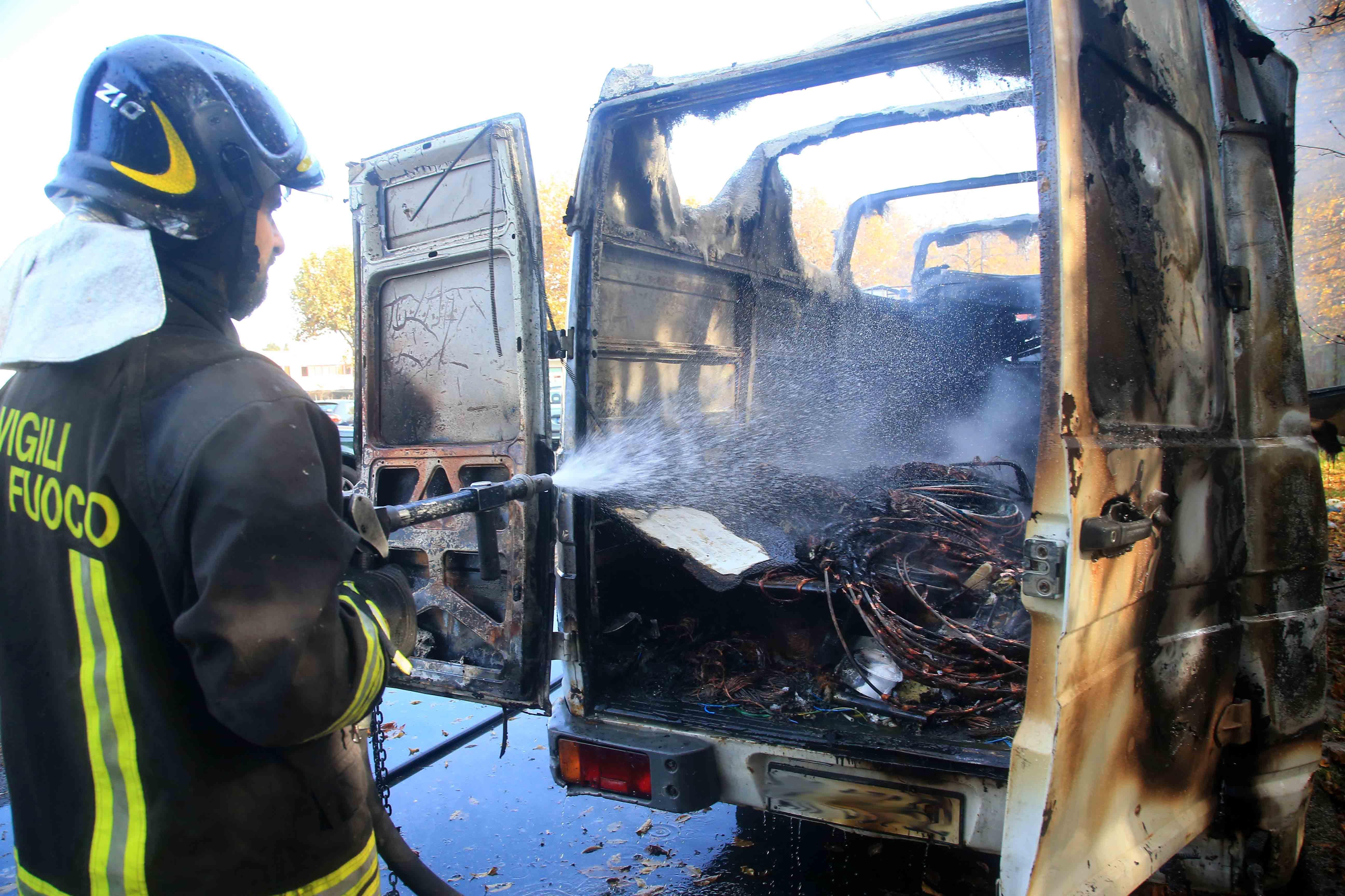 Reggio Emilia, roulotte e due furgoni a fuoco: spuntano chili di rame ...
