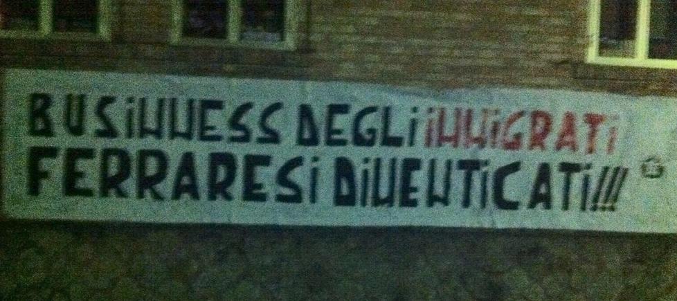Striscione anti immigrati affisso da CasaPound in città - La Nuova Ferrara