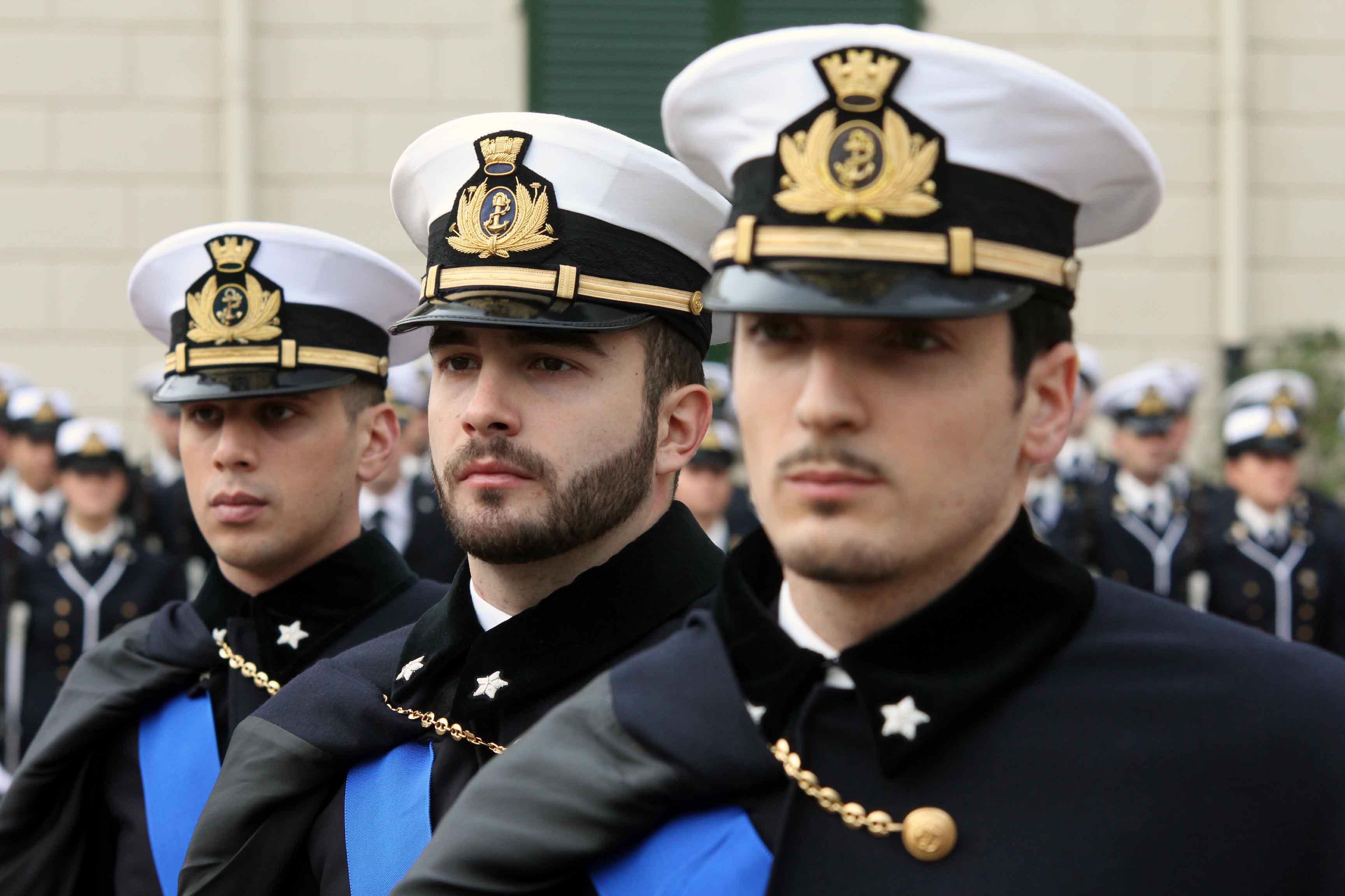 Il giuramento di 104 allievi dell'Accademia navale nel nome dei marò ...