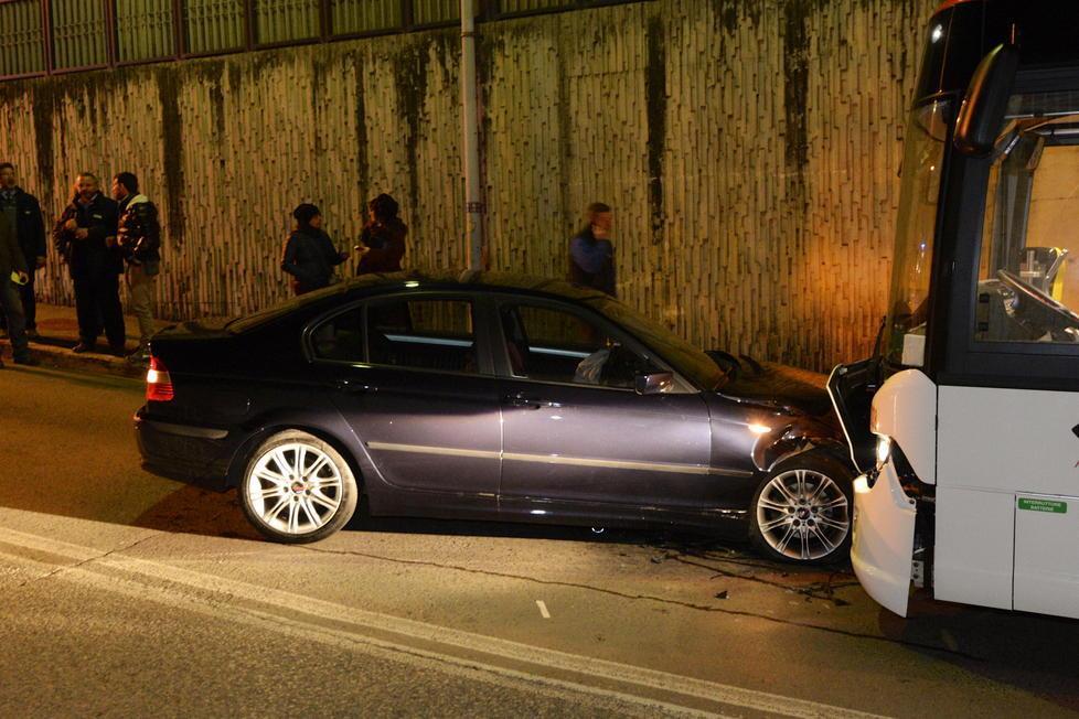 Frontale tra autobus e Bmw Il Tirreno