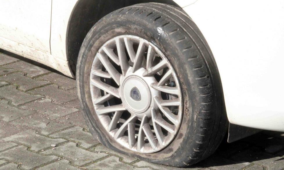 Quattordici auto con le ruote bucate sulla “statale 16” - La Nuova Ferrara