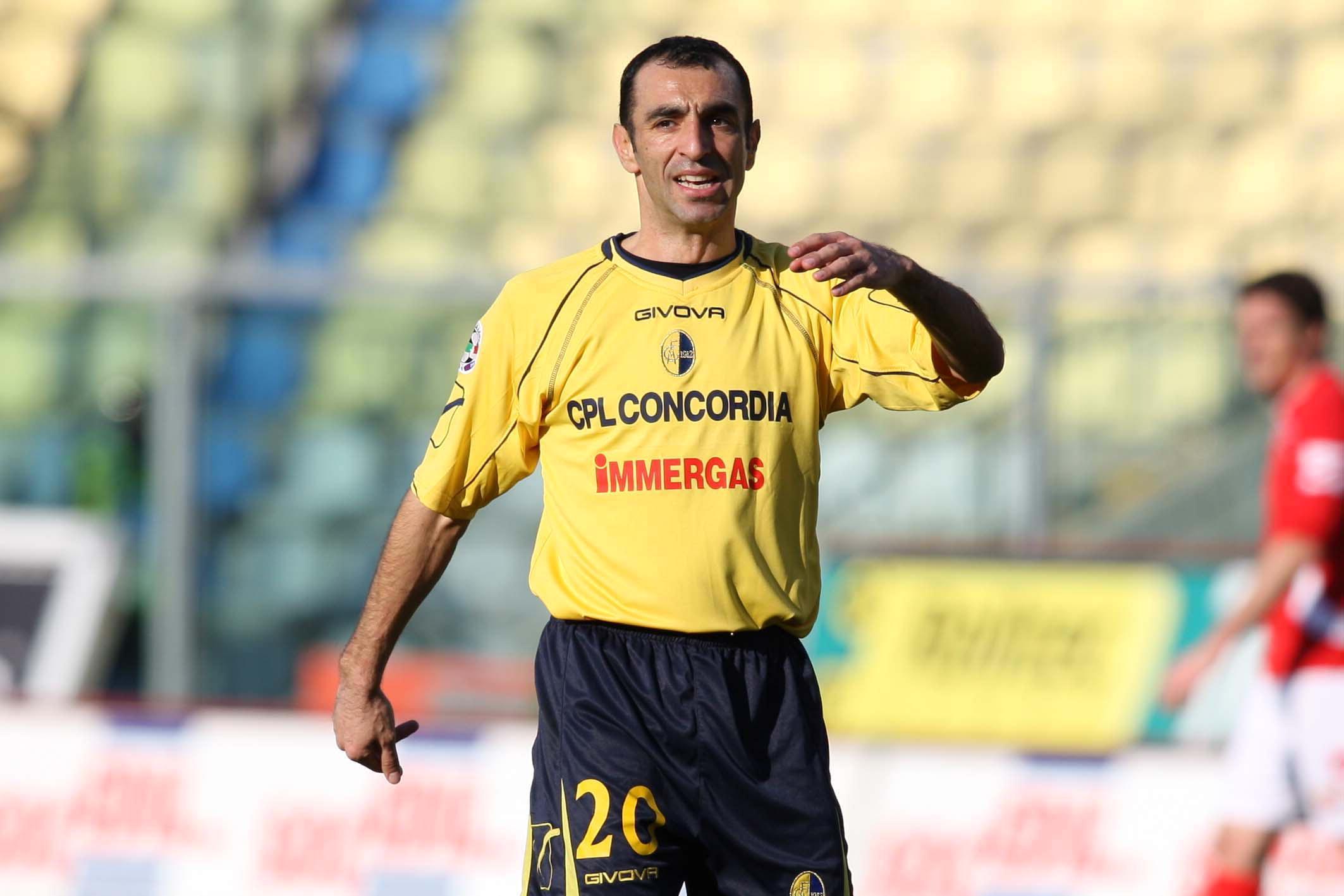 Mister Colucci verso la panchina della Reggiana Gazzetta di Reggio