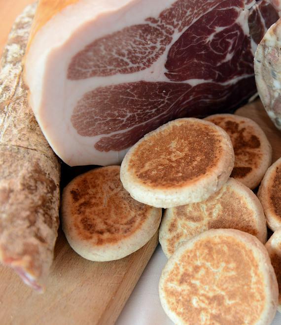 Tigella o crescentina, una tradizione dei nostri antenati - Gazzetta di ...