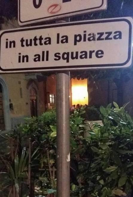 Cartello stradale in inglese maccheronico - Il Tirreno