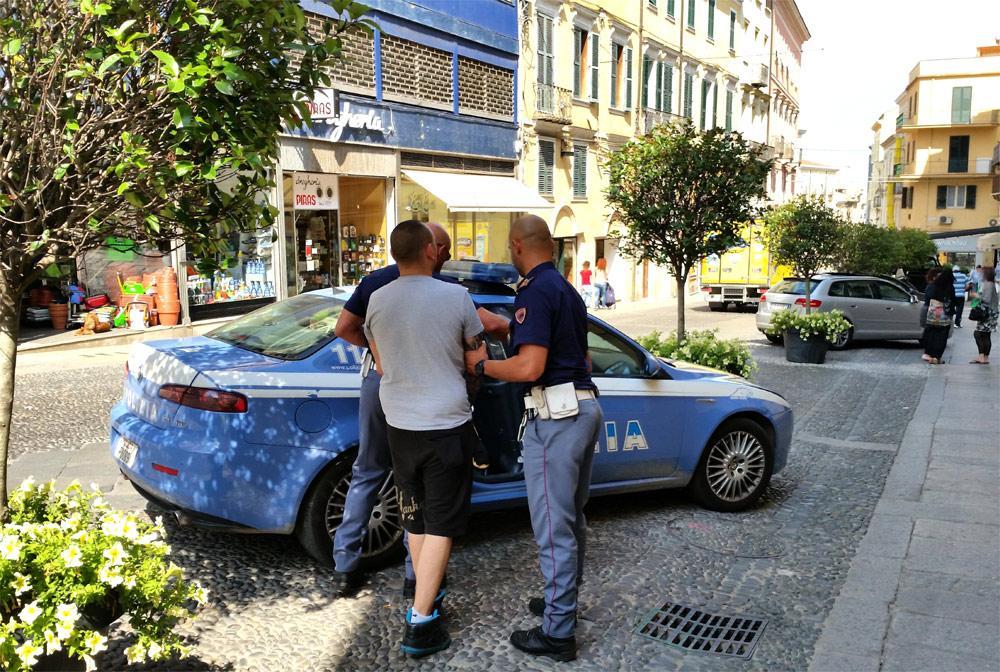 Agenti corrotti a Sassari, il poliziotto arrestato: «Quei polli dei ... Agenti corrotti a Sassari, il poliziotto arrestato: «Quei polli dei ...