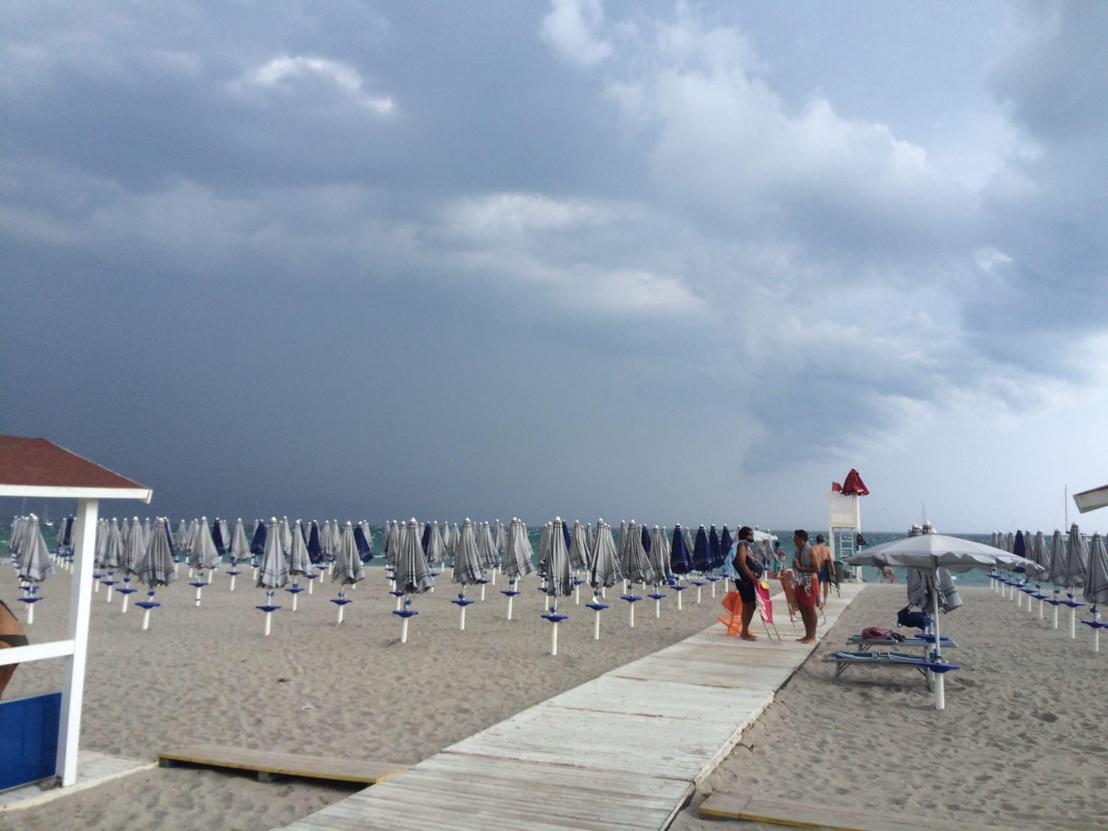Cagliari, il cielo si oscura e al Poetto arriva la tromba d'aria - La Nuova Sardegna