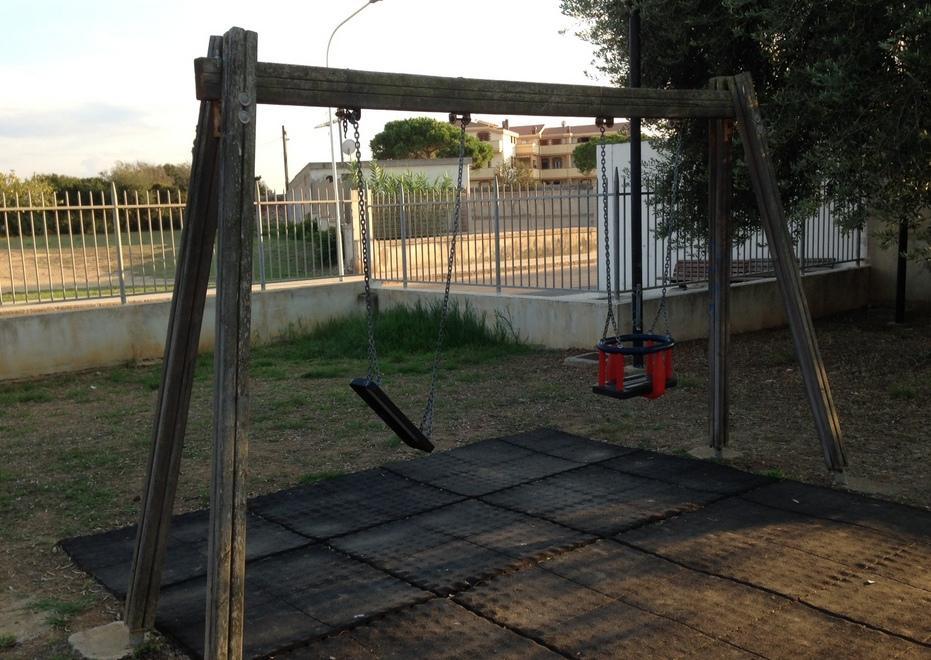 Parco Belvedere, tra altalene rotte e pali abbandonati - La Nuova Sardegna