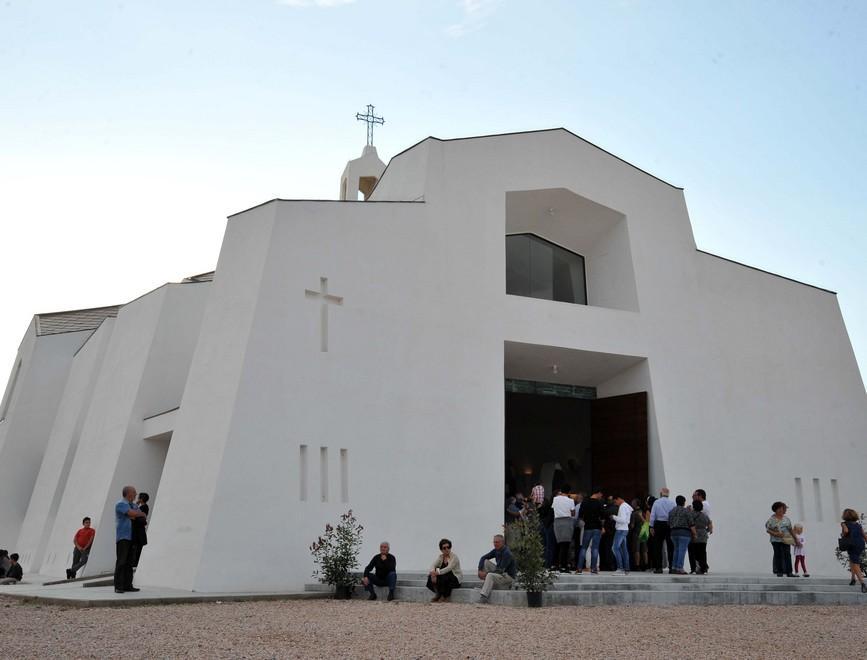 San Michele, consacrata la nuova chiesa La Nuova Sardegna San Michele, consacrata la nuova chiesa La Nuova Sardegna
