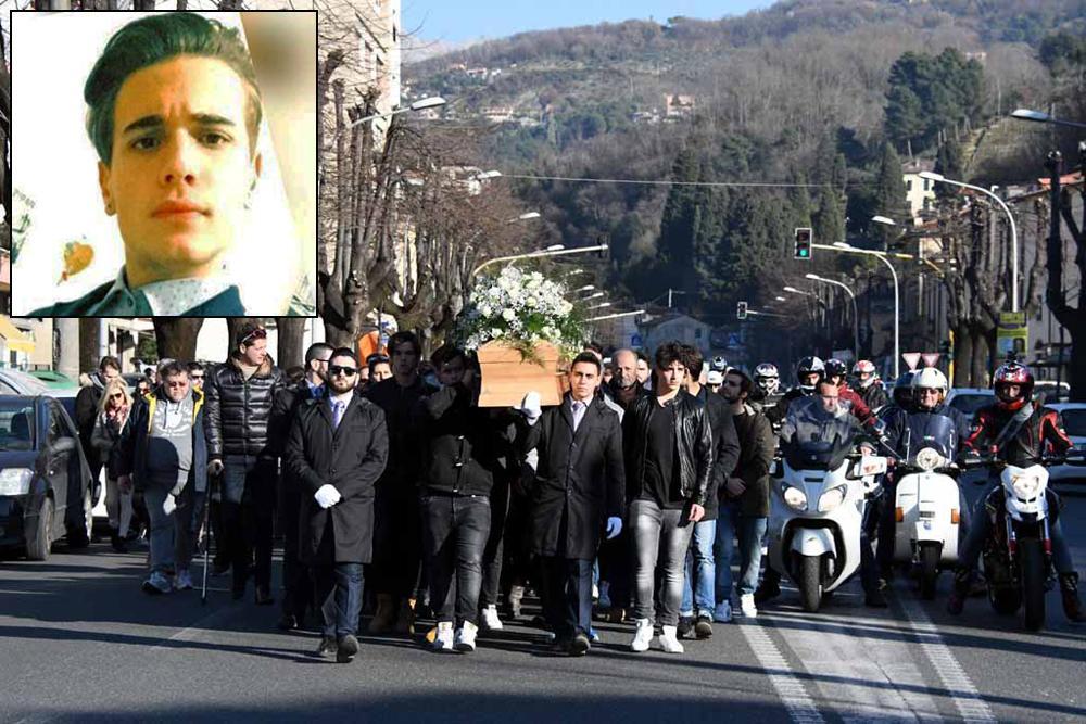 Una folla in lacrime e il rombo di cento moto al funerale di Michael ...