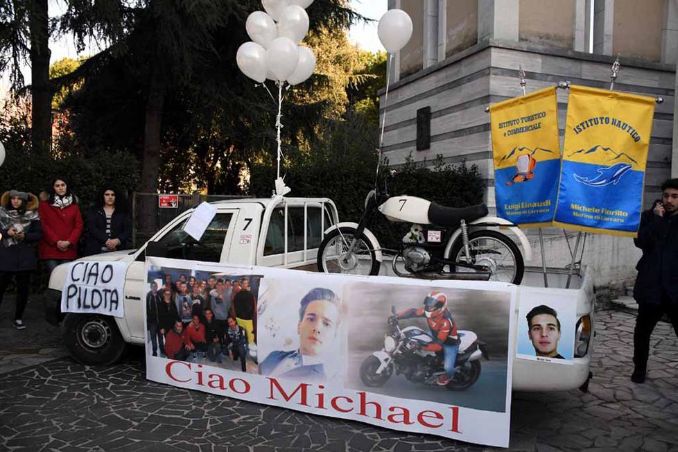 Carrara in lacrime per l'addio a Michael Spina - Il Tirreno