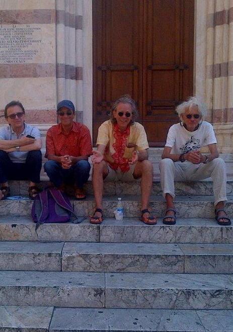 Vietato sedersi sulle scale del Duomo: il sit in dei pensionati - Il ...