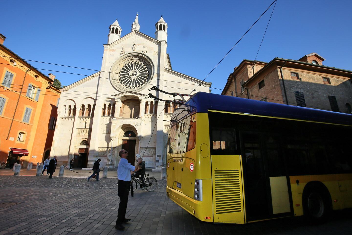 Duomo di Modena, via i cavi elettrici con i filobus tecnologici ...