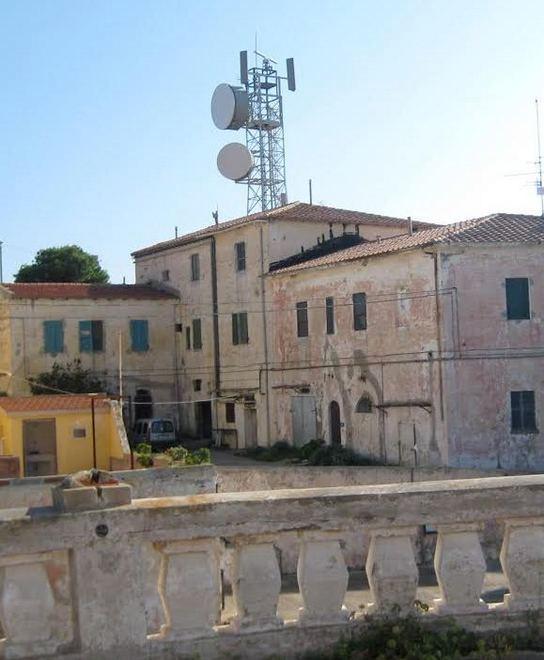 Abbandonato in magazzino il radar che avvistava i pirati - Il Tirreno