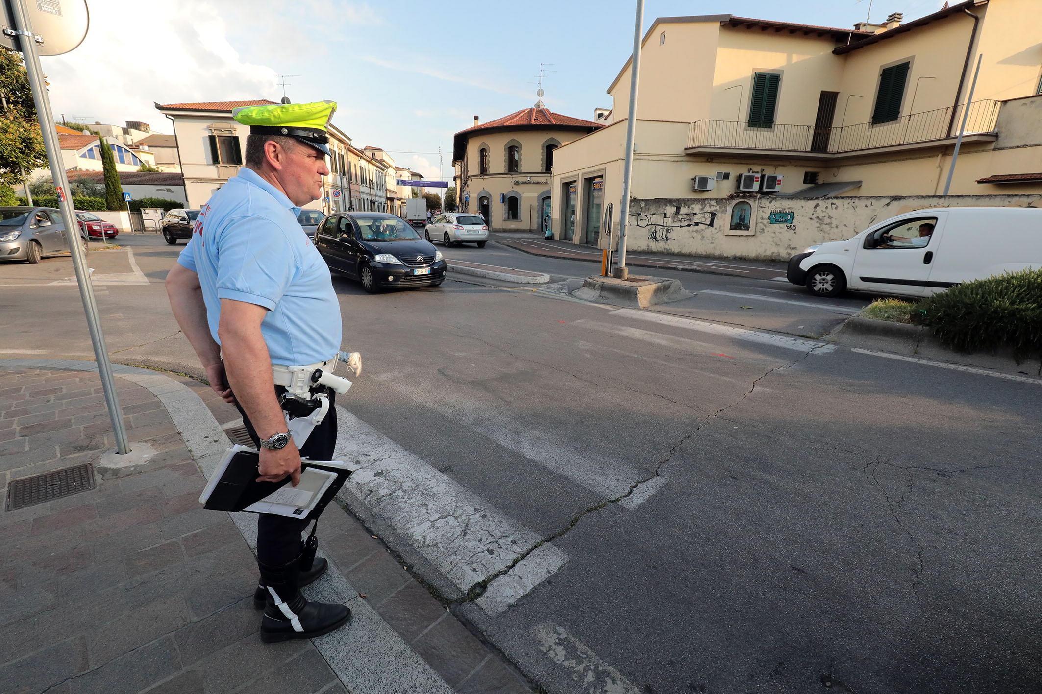 Ciclista travolto da due auto mentre attraversa sulle strisce Il Tirreno