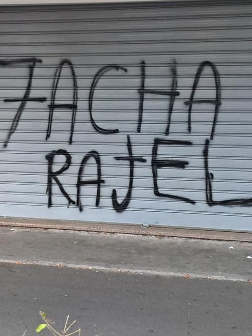 Volontari cancellano le scritte in viale Storchi e Medici Caula ...