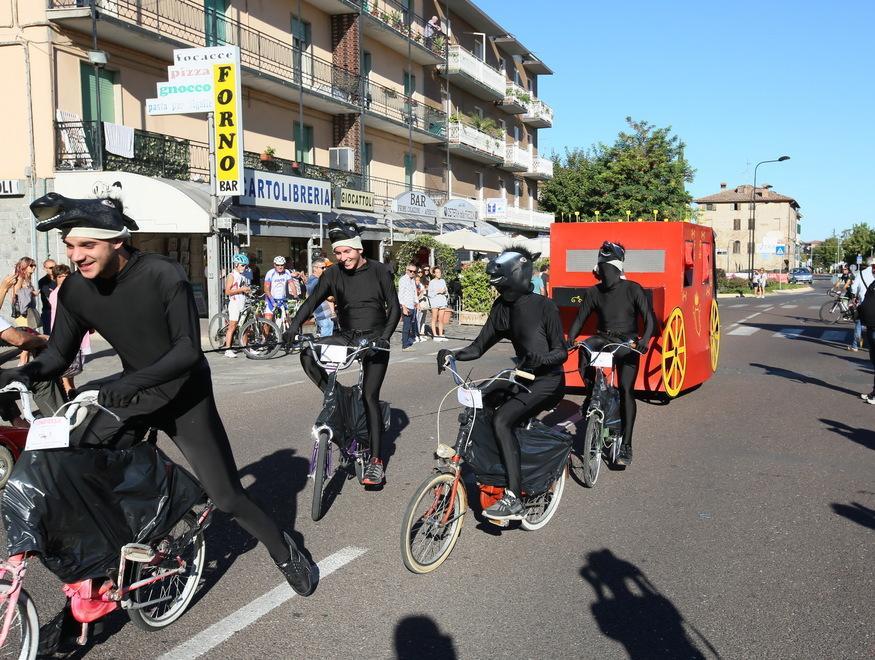 In 120 mascherati pronti a pedalare sulla mitica Graziella - Gazzetta ...