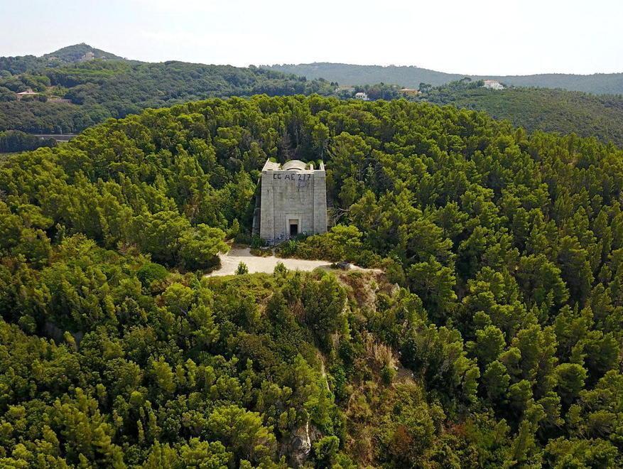 Monumento a Ciano, quella macchia nera lungo il secolo rosso - Le foto ...