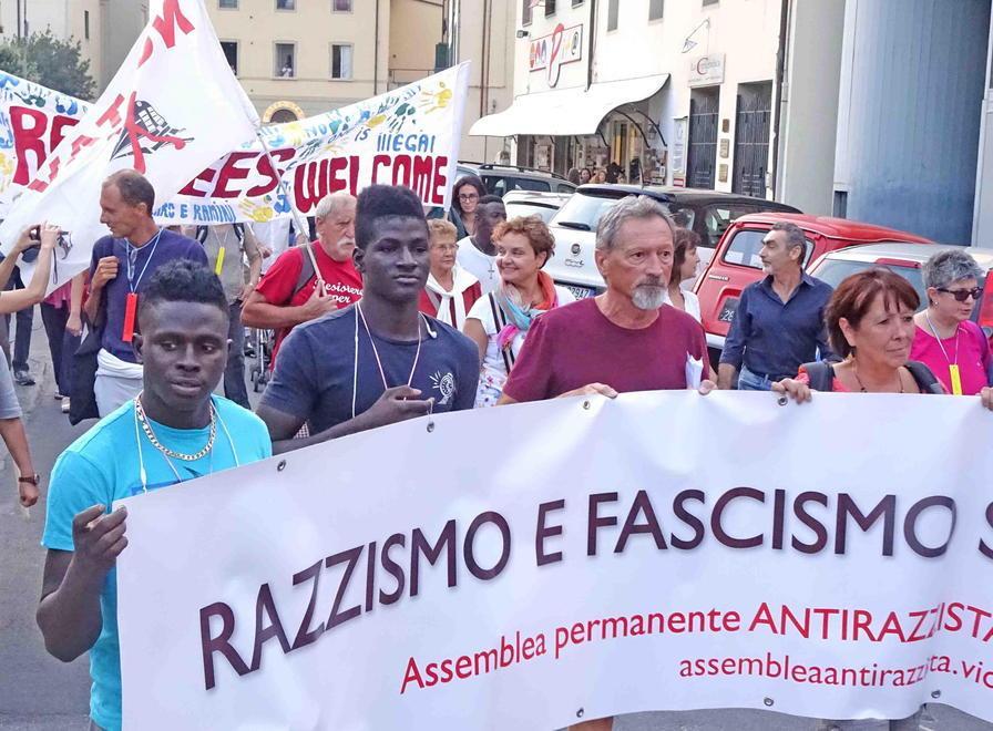 Sì alla pace, no al razzismo la pioggia risparmia la Marcia - Il Tirreno