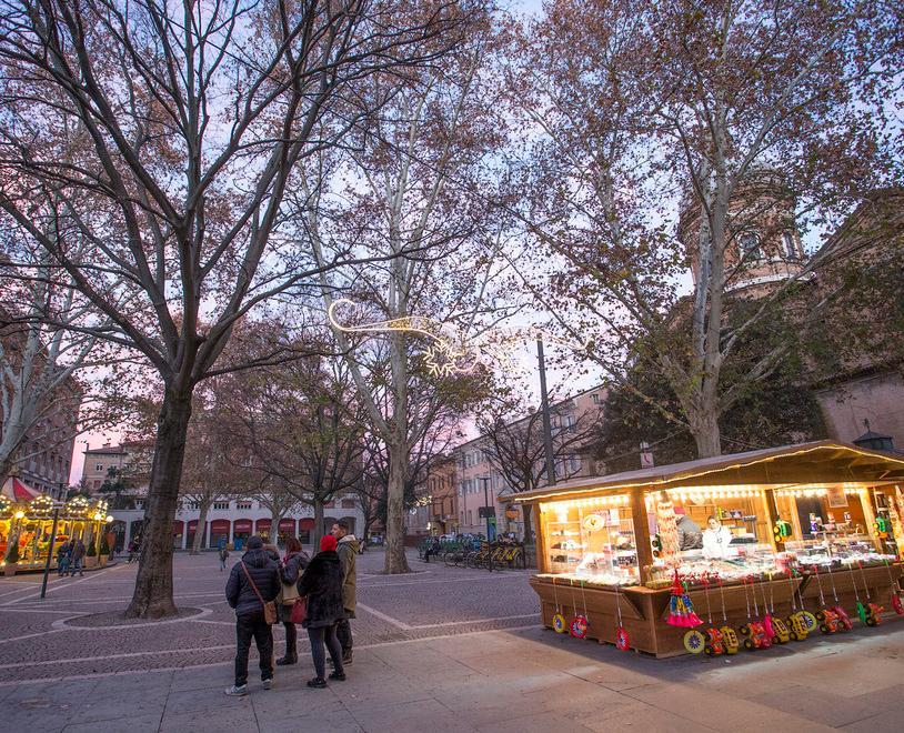 Modena, ecco il nuovo look di piazza Matteotti tra cubetti e luci led ...