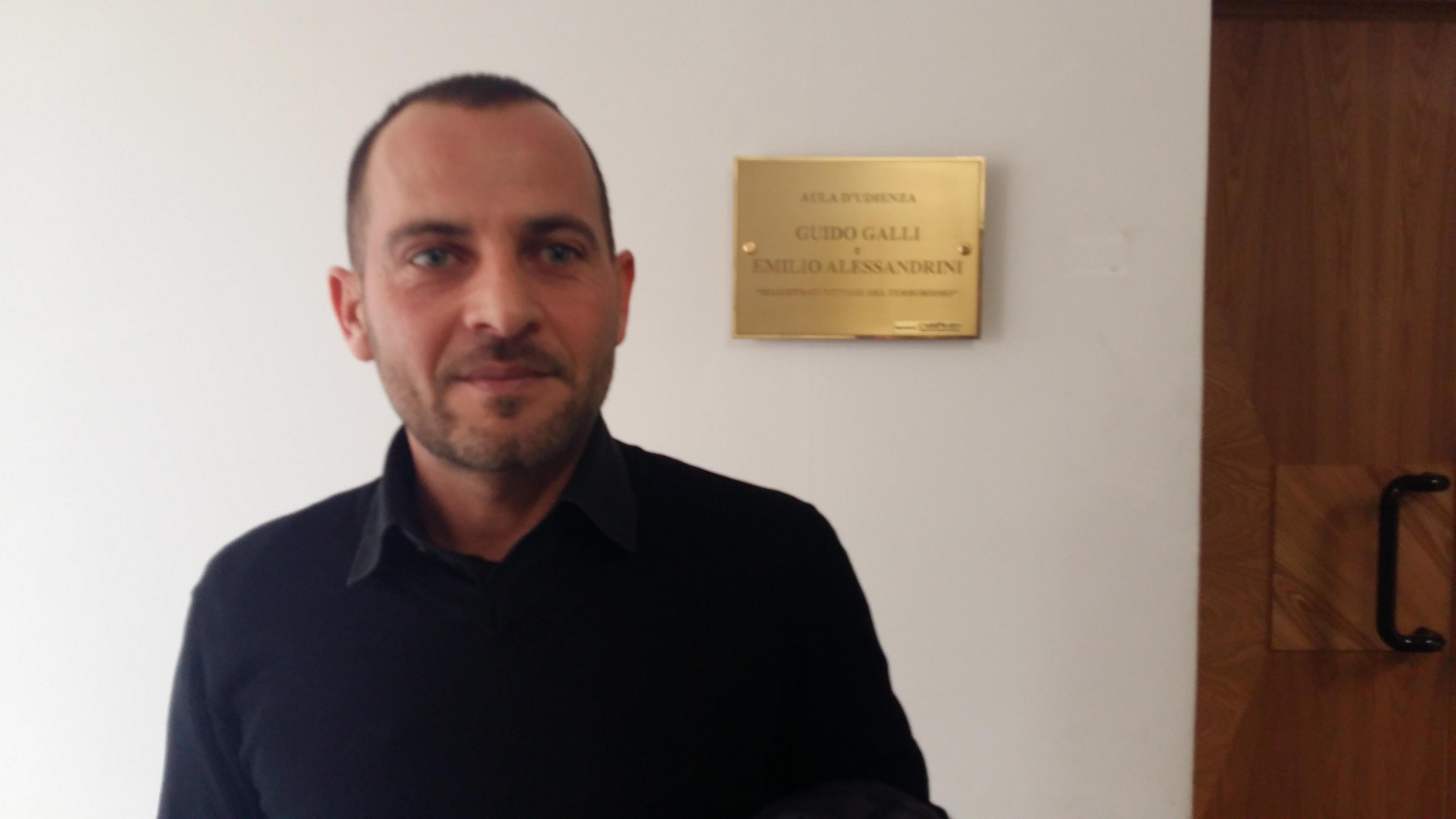 Rubano l'identità di un artigiano e fanno acquisti: condannati - Video ...