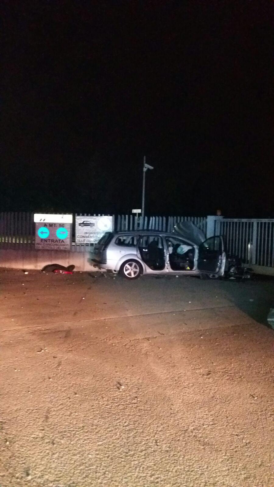 Si schianta con l'auto contro un muro e muore - Gazzetta di Reggio Si schianta con l'auto contro un muro e muore - Gazzetta di Reggio