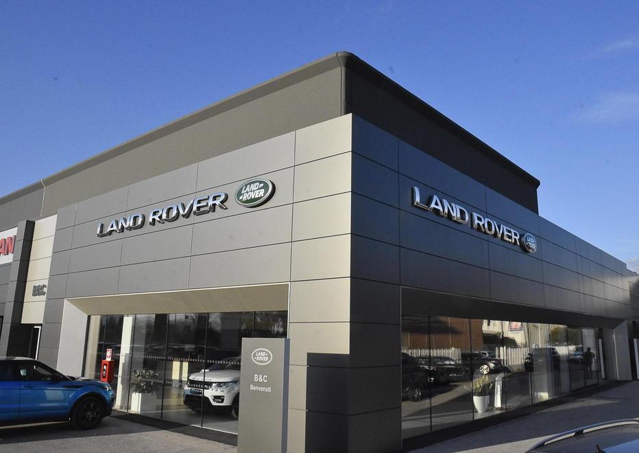 Brogi e Collitorti inaugurano la concessionaria Land Rover - Il Tirreno