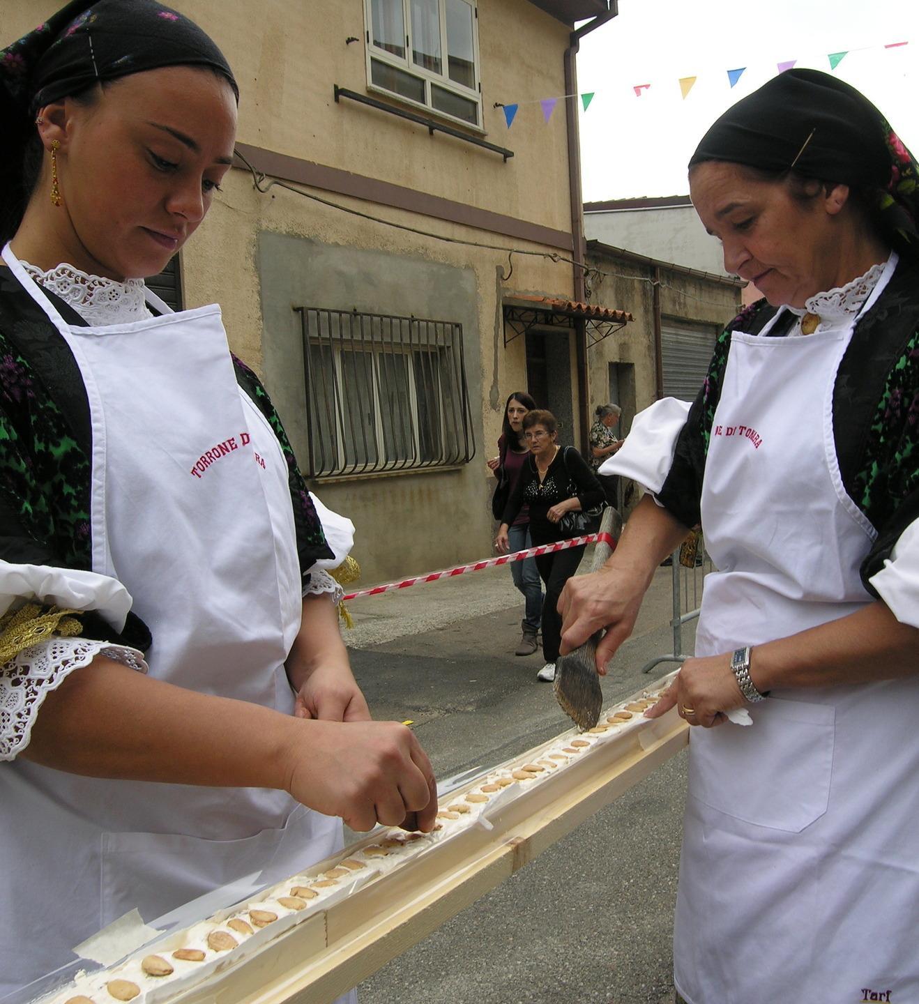 Tonara si veste a festa da oggi per la sagra del torrone - La Nuova ...