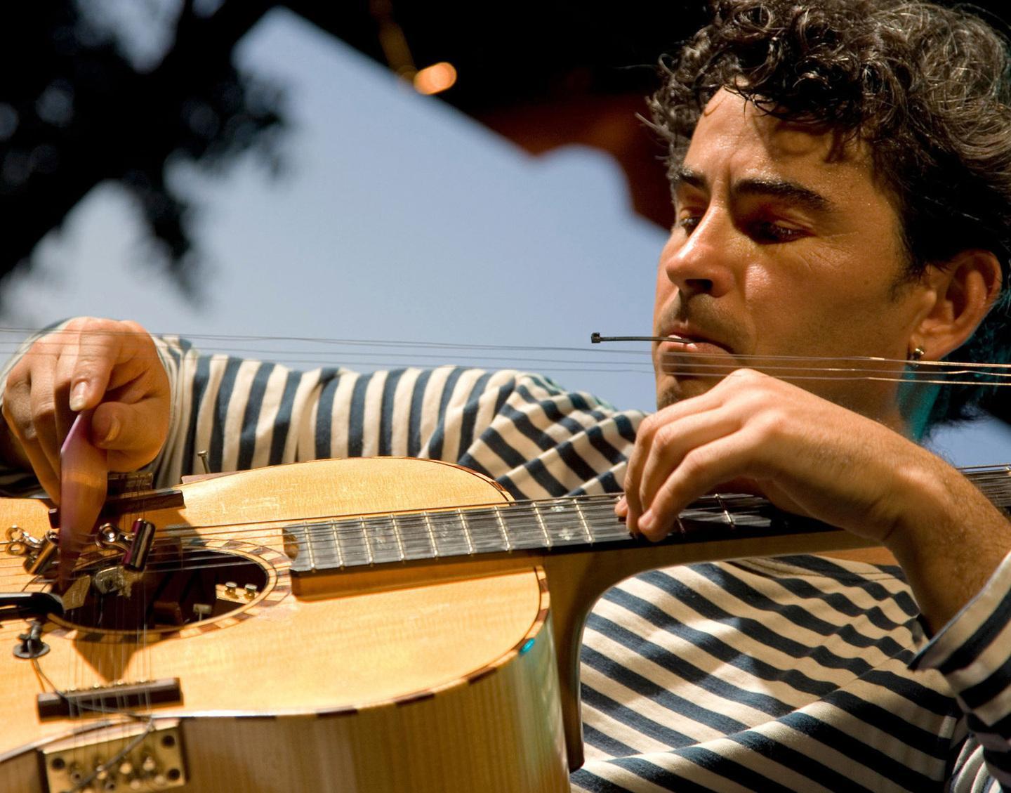 La chitarra-orchestra di Paolo Angeli conquista l’Oriente - La Nuova ...