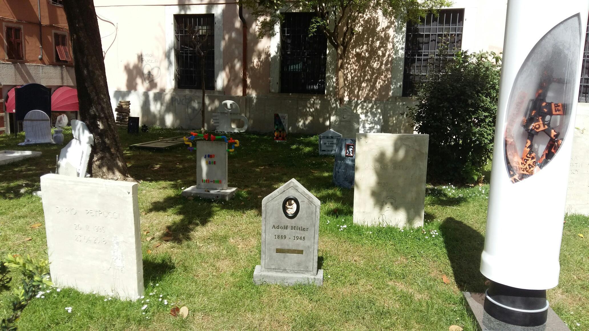 Carrara, nel cimitero virtuale la lapide inopportuna di Adolf Hitler ...