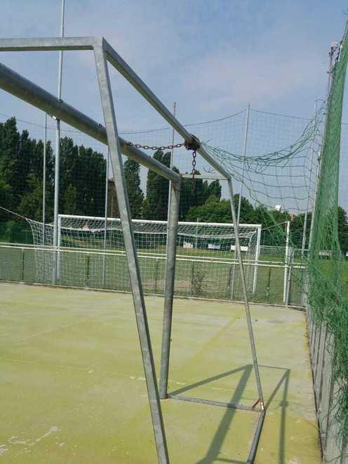 Una traversa della porta è pericolosa per chi gioca Gazzetta di Modena