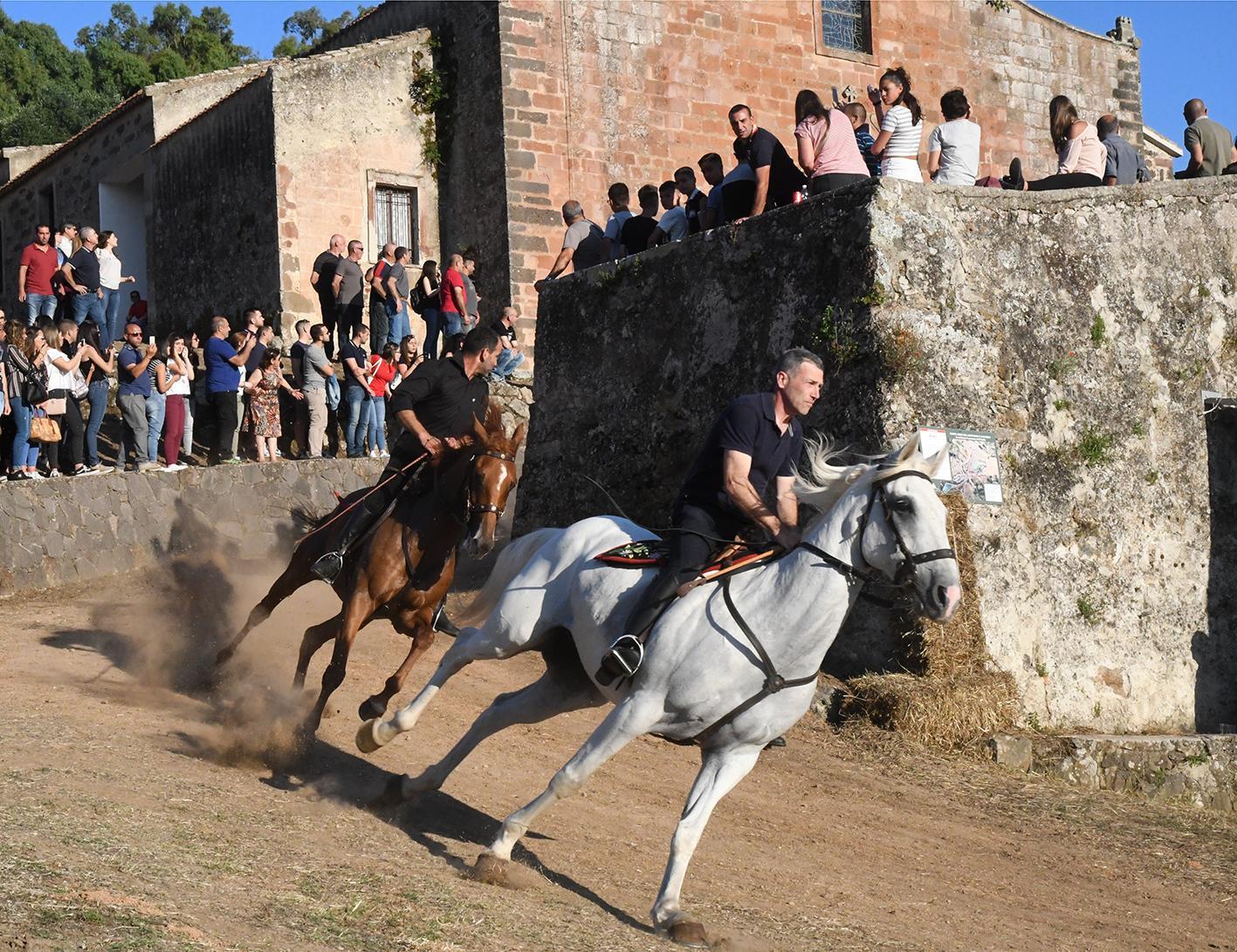 Ardia di Sedilo, prove con brivido: cade e si rialza la terza pandela ...