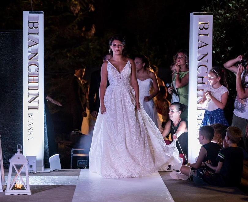 Barbarasco come una passerella Modelle sfilano in abito da sposa - Il ...