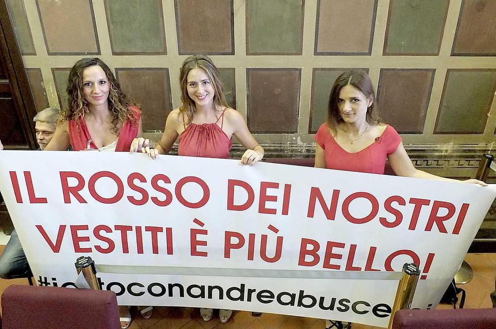 In silenzio e vestite di rosso le donne contro Buscemi - Il Tirreno