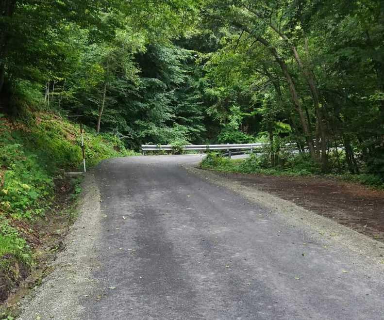 Nuova strada tra i faggi per raggiungere prima la stazione delle Piane ...