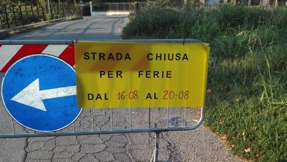 Cartello goliardico Abba Motto... va in ferie - Gazzetta di Modena
