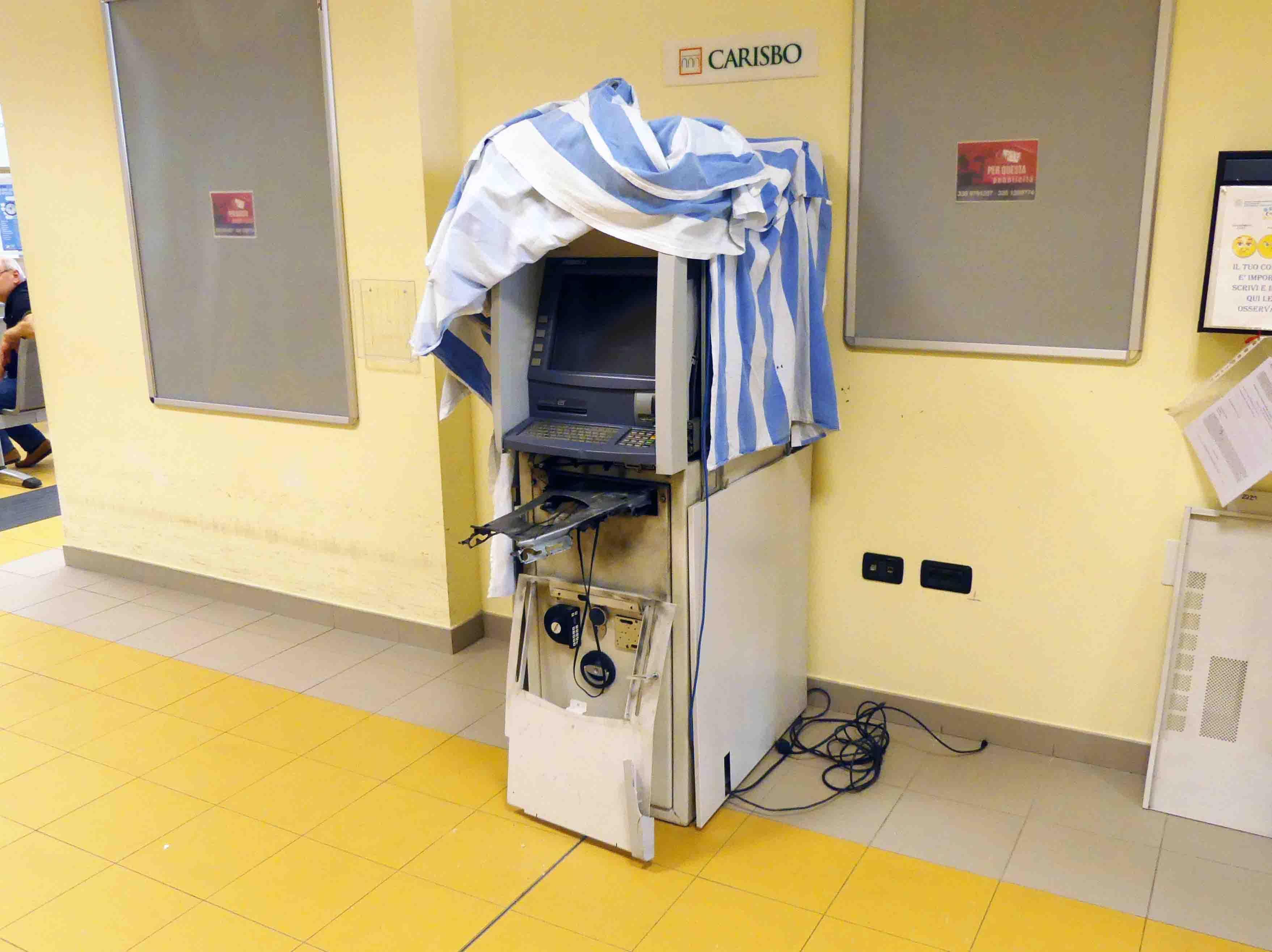 Assalto con l'esplosivo al bancomat dell'ospedale Sant'Anna La Nuova ...