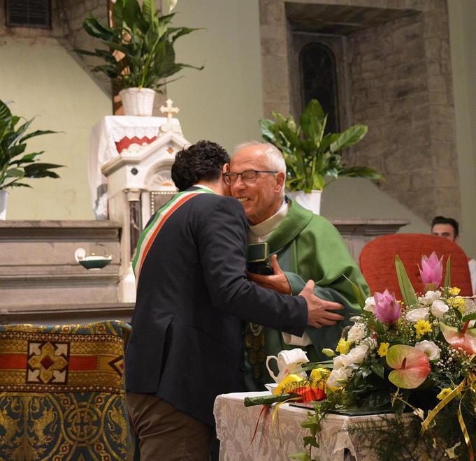 Don Bellini, in centinaia per i 50 anni di sacerdozio - Il Tirreno