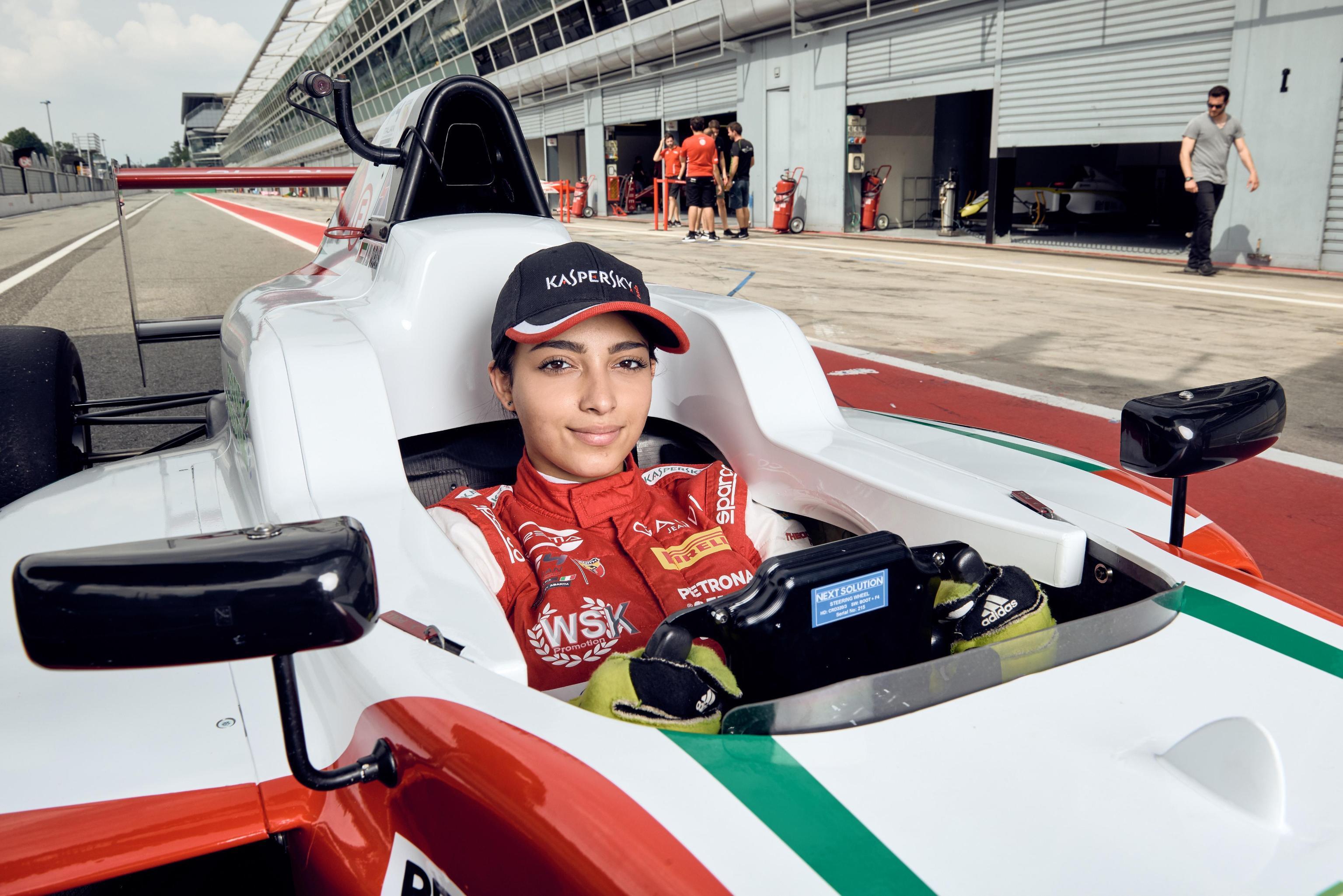 Amna, la prima donna pilota araba che sogna la Formula 1 corre al ...