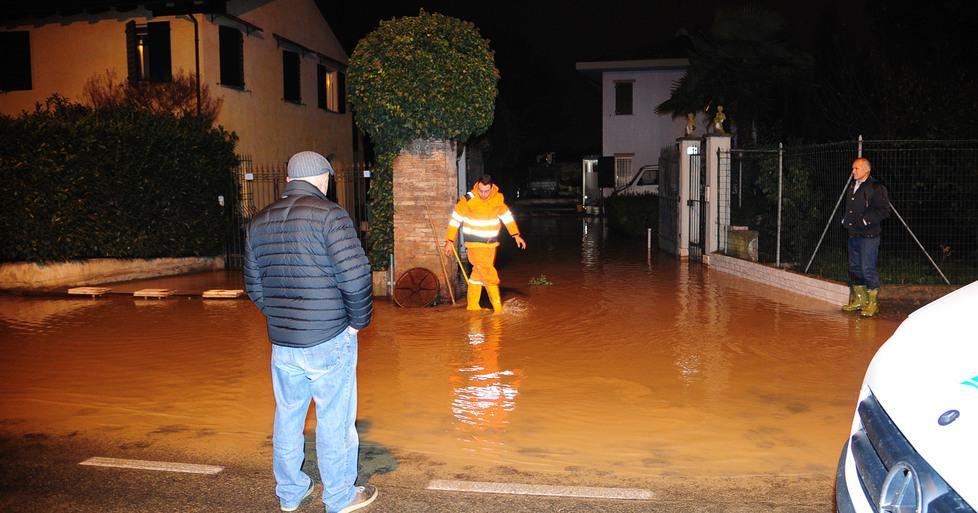 Strada Albareto allagata Gazzetta di Modena