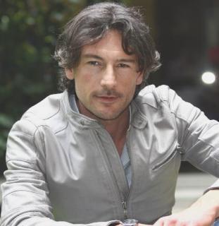 L'attore pisano Roberto Farnesi torna stasera con un film tv su Canale ...