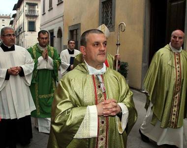 L'abbraccio a don Testi - Il Tirreno