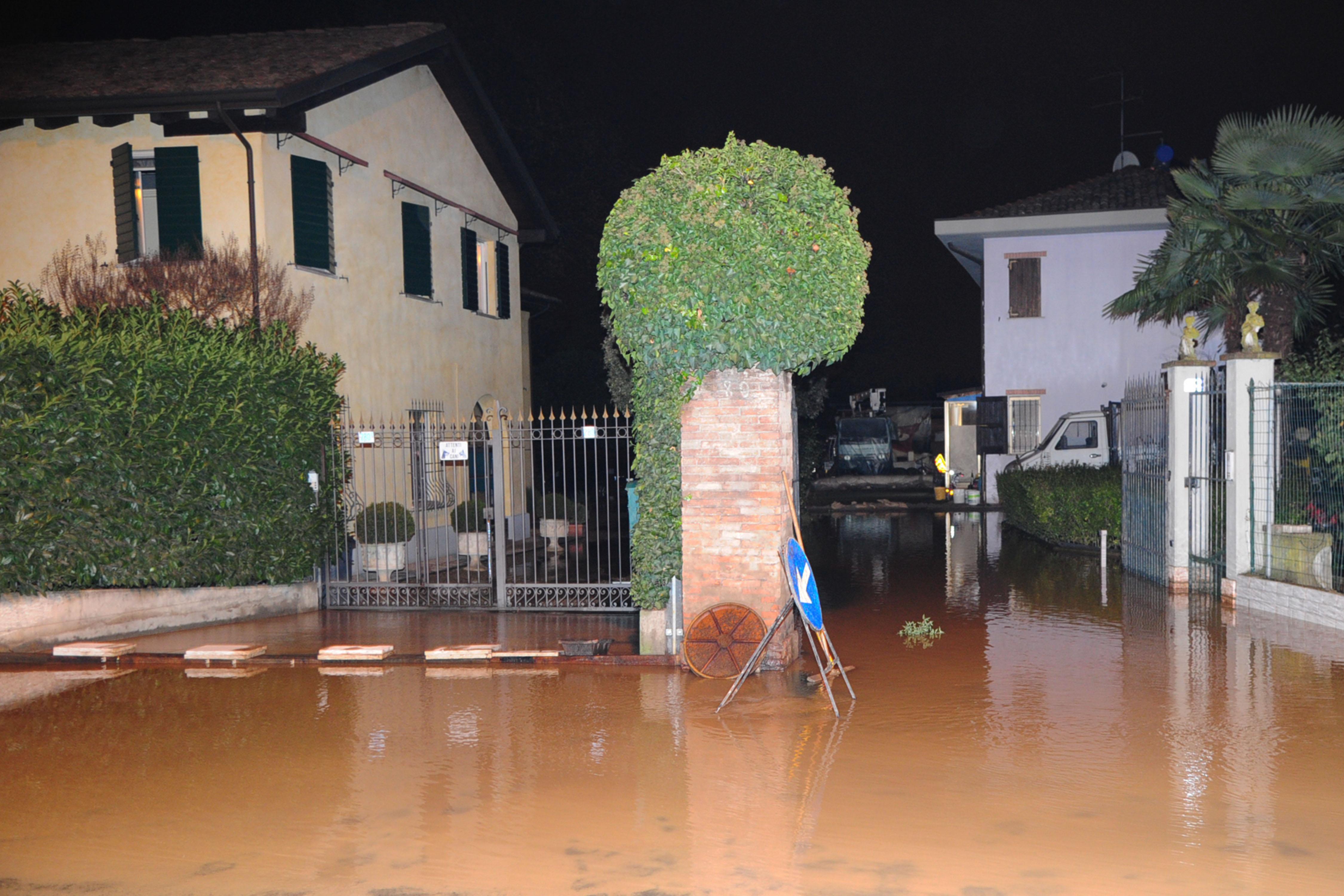 Strada Albareto, strada chiusa per una perdita d'acqua Gazzetta di Modena