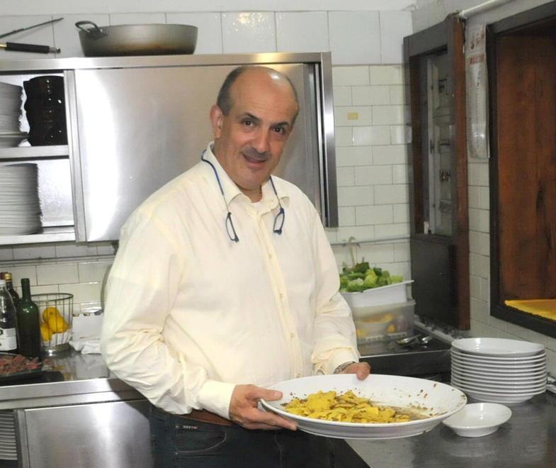 Troppi stand di cibi e bevande e poi che brutti quei tavolini - Il Tirreno