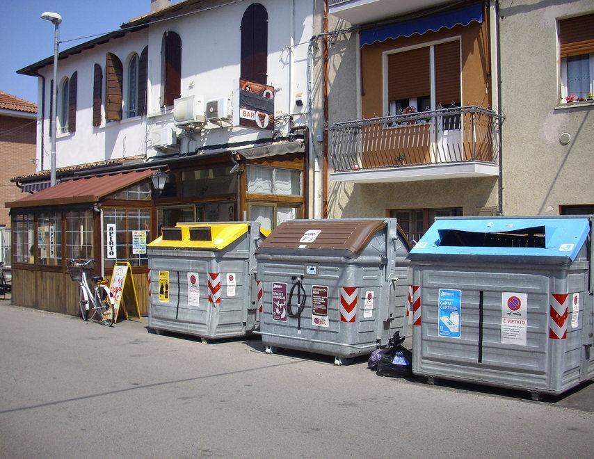 «Quei tre cassonetti di Hera che assediano bar e clienti» La Nuova Ferrara