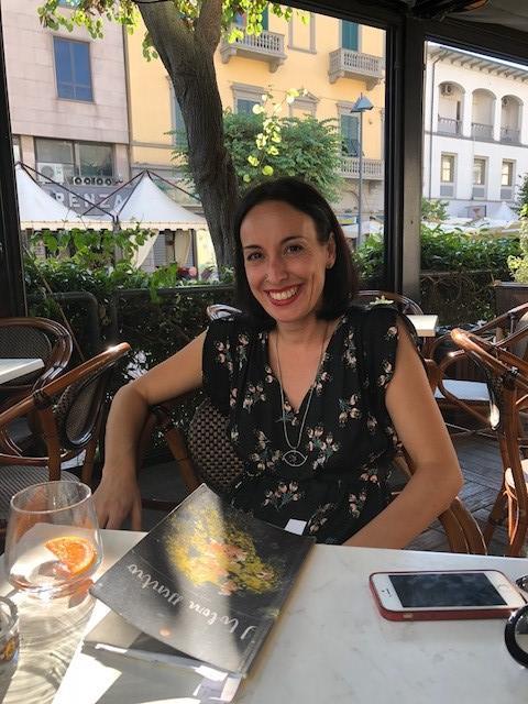 Le poesie di Laura Bertolini che racconta la vita dell’altrove - Il Tirreno