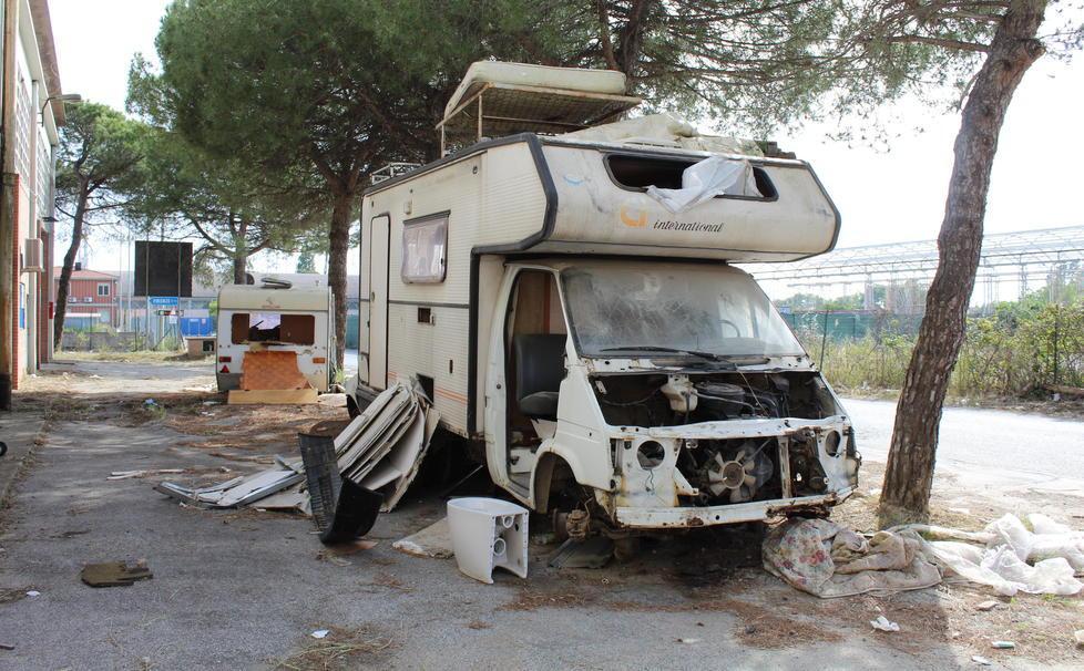 Discarica di auto e roulotte: partita un’indagine dei vigili Il Tirreno