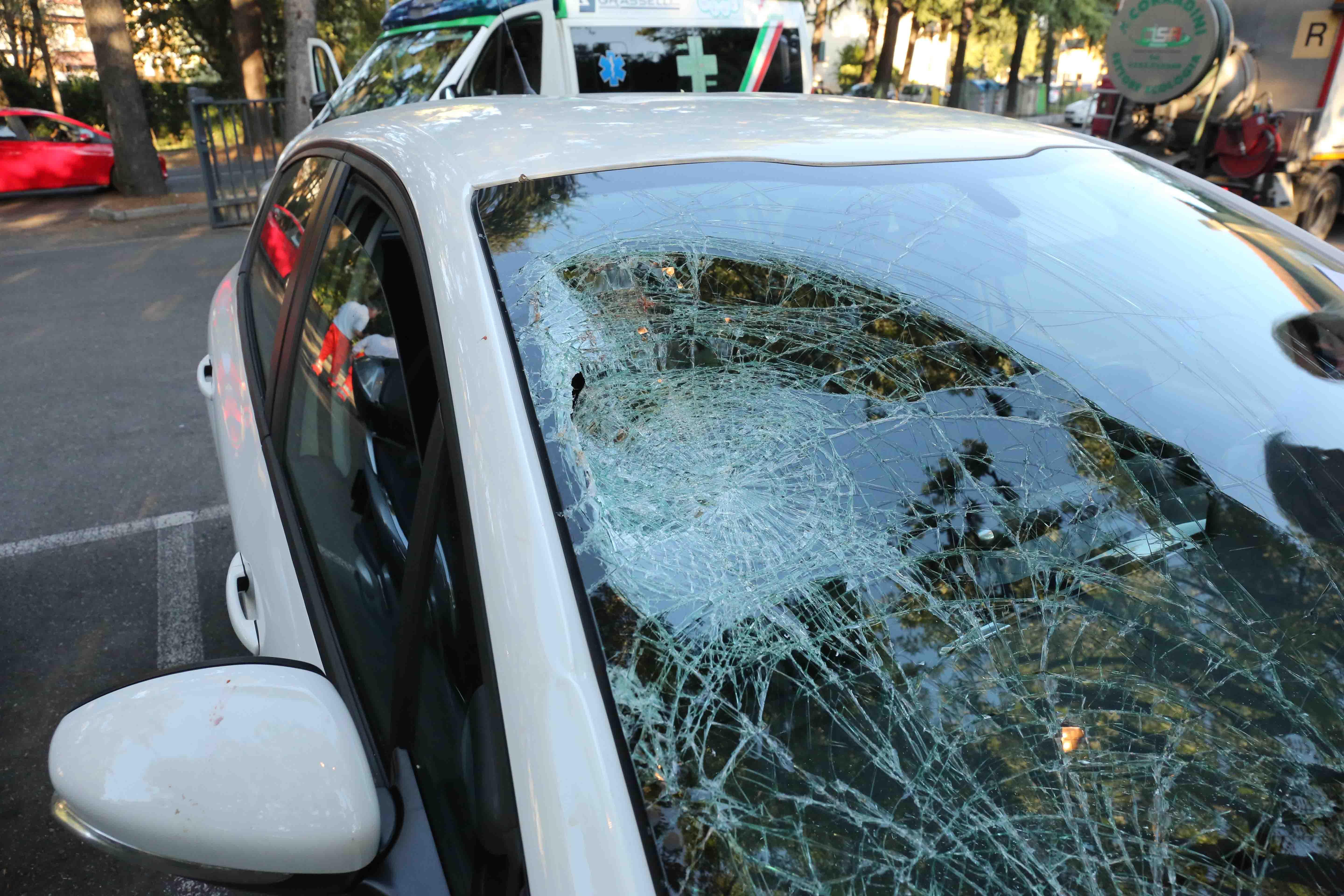 Reggio Emilia, non vedente travolto da un’auto mentre attraversa: è in ... Reggio Emilia, non vedente travolto da un’auto mentre attraversa: è in ...
