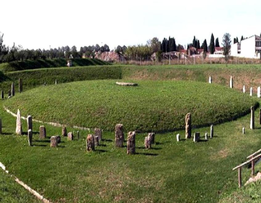 I segreti del Tumulo del principe etrusco: sembra Stonehenge, ma è una ...