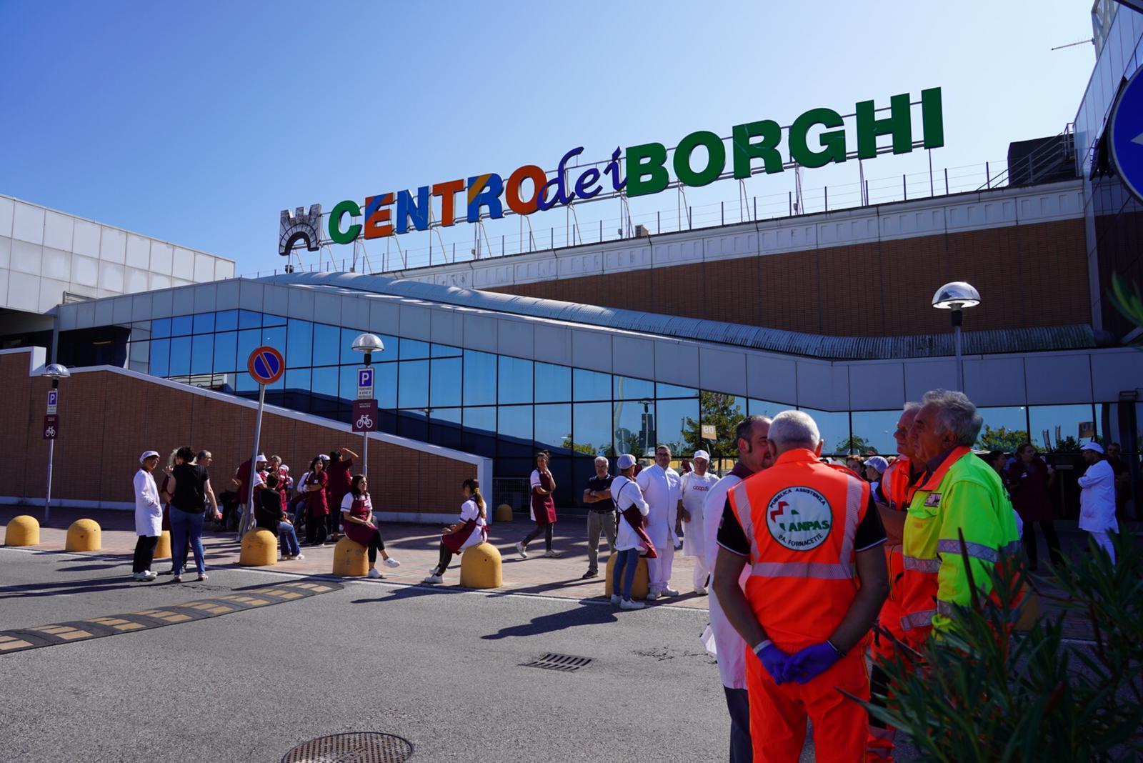Evacuato il centro commerciale per un principio d'incendio Il Tirreno